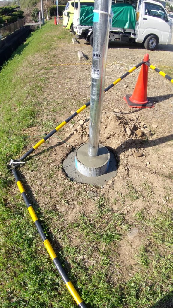 駐車場に鋼管ポールを建てて照明を取付けました。 | 岡崎市の電気工事は はらでんレスキュー 原田電工社